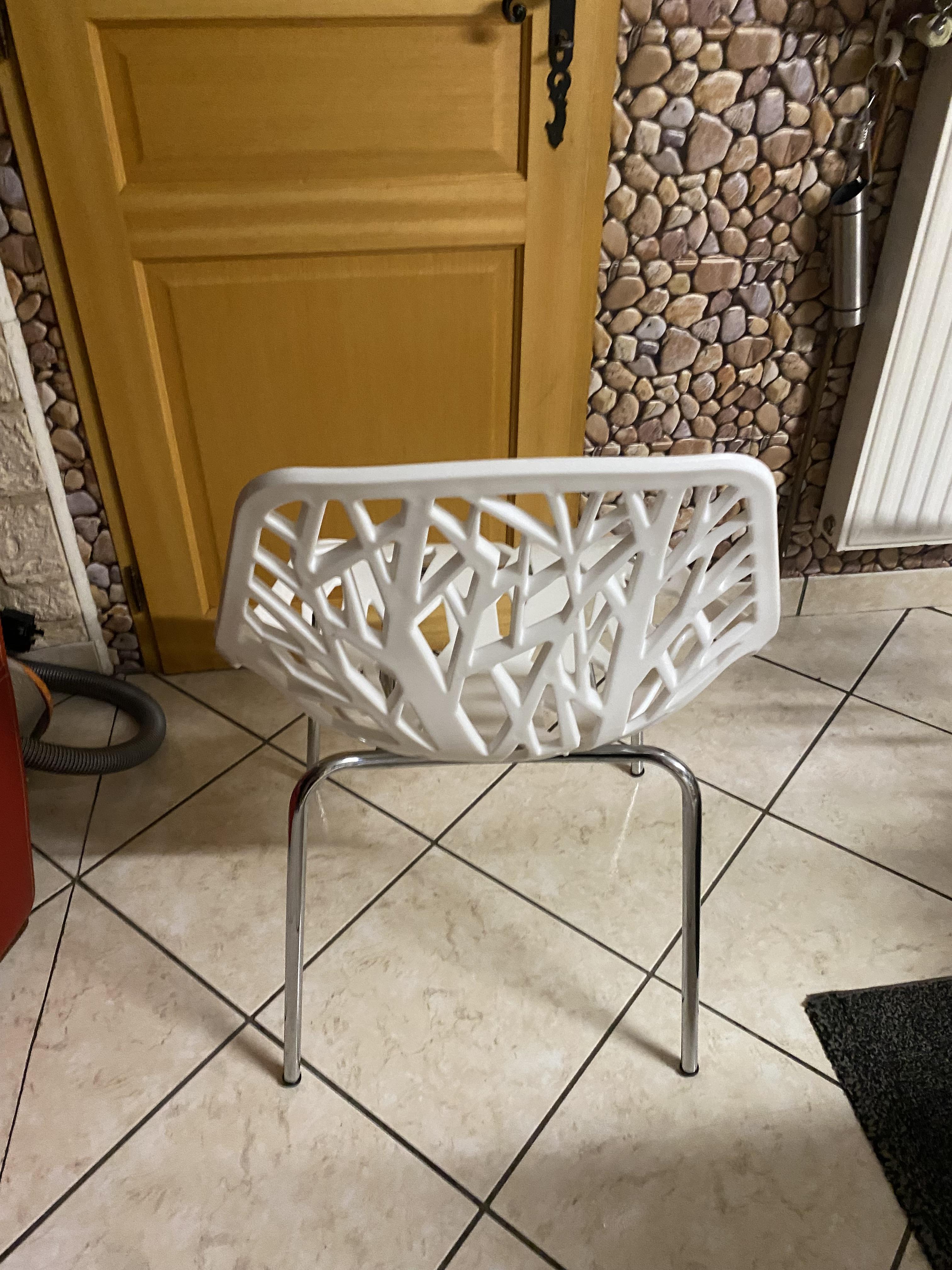 À vendre : Chaise blanche - Radio Mélodie